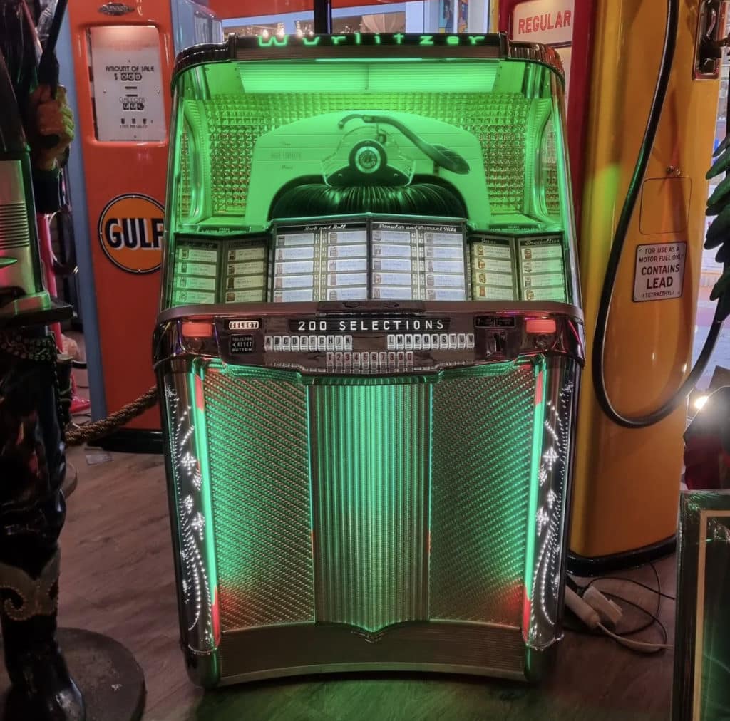 The 45 rpm jukebox "Model 2000" by Wurlitzer - Marché Dauphine